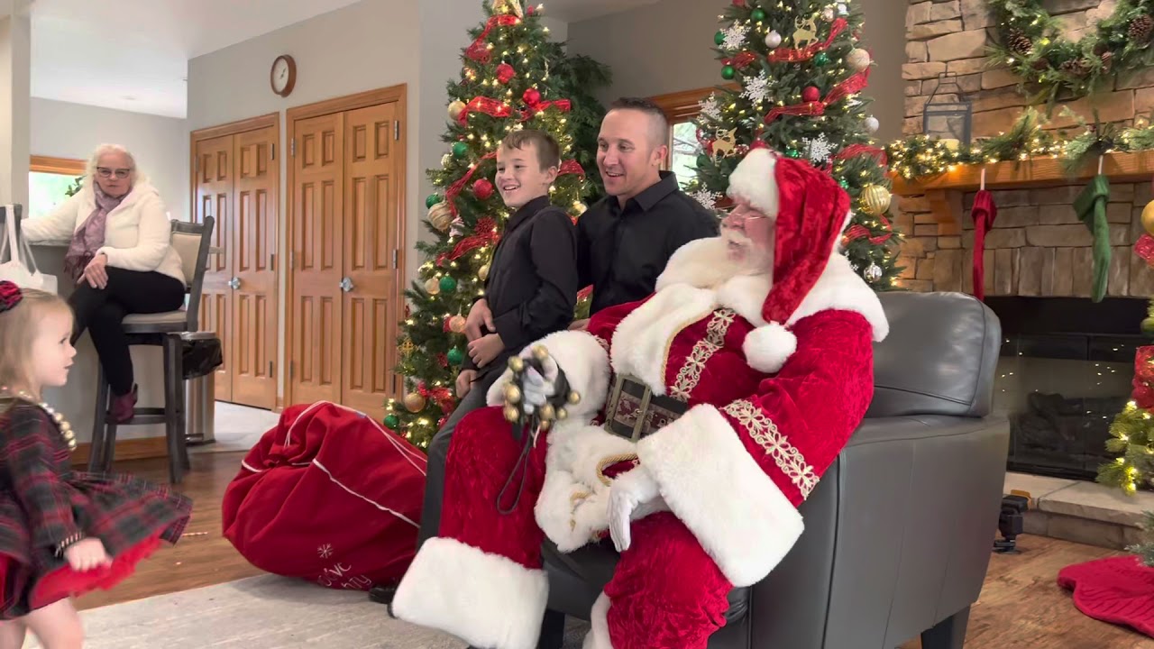 Photos with Santa 2021 - YouTube