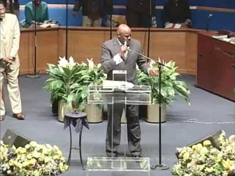 Pastor D.L. Powell-Celebrating The Man In The Middle - YouTube