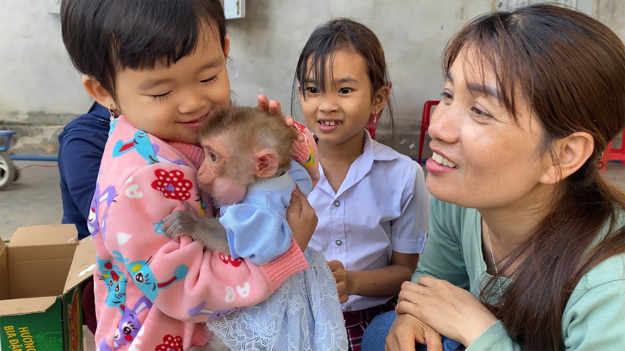 Baby smiling happily when hugging monkey Zim | Zim Family - YouTube