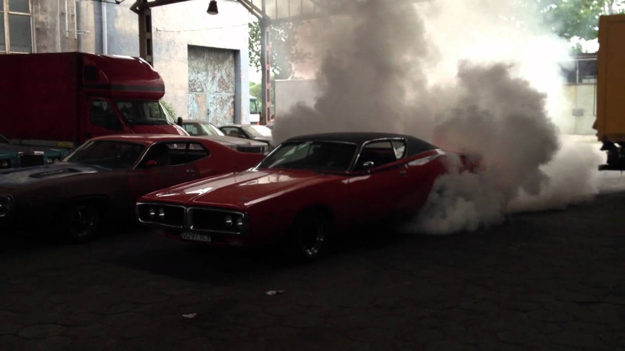 RodZ Factory Charger '71 Burnout - YouTube