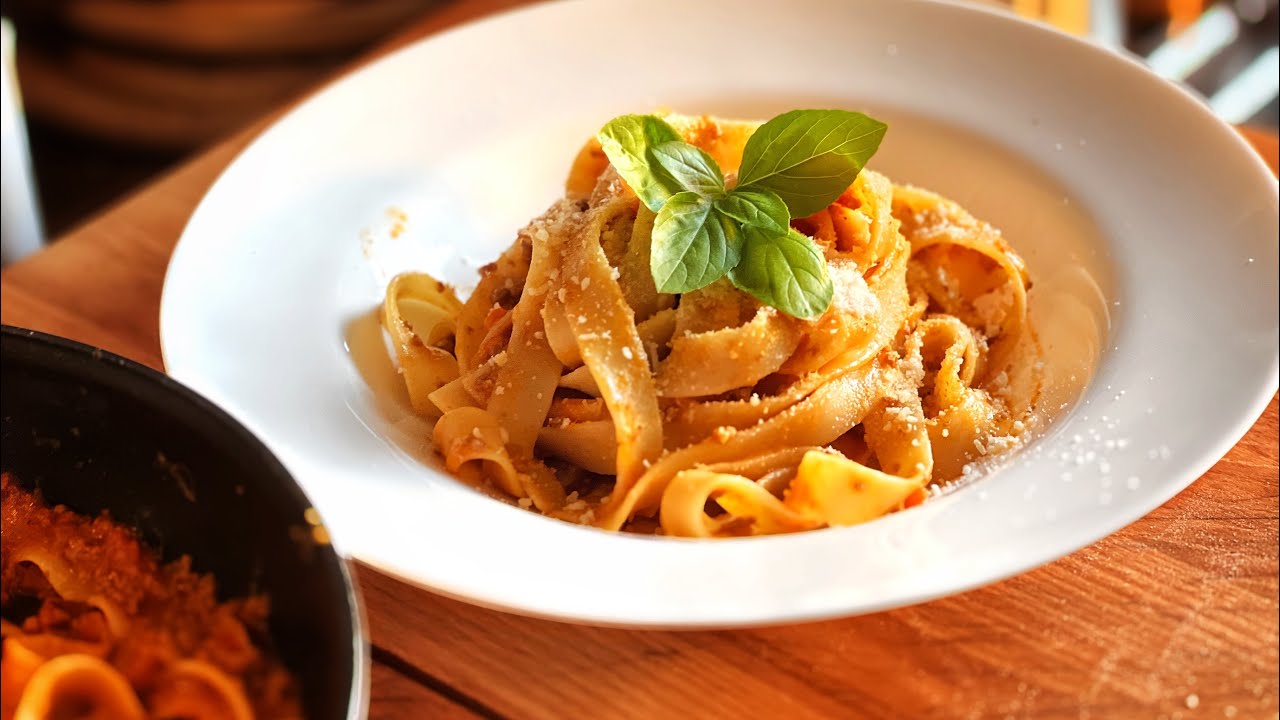 Die einzig wahre Bolognese nach Anna Maria Di Monari - YouTube