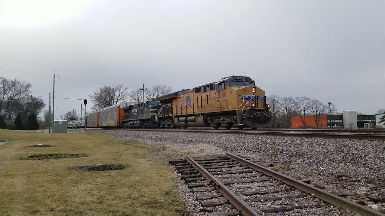 UP 2689/NS 7524 lead UP MCHAL through Glenview - YouTube