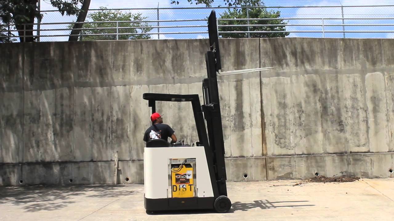 CROWN COUNTERBALANCED ELECTRIC RIDER FORKLIFT, - YouTube