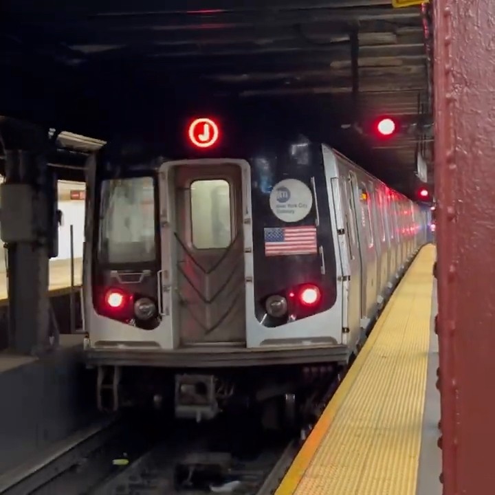 ⁴ᴷ MTA NYCT BMT Nassau Street Line: 2000-2002 Kawasaki R143 J Train ...