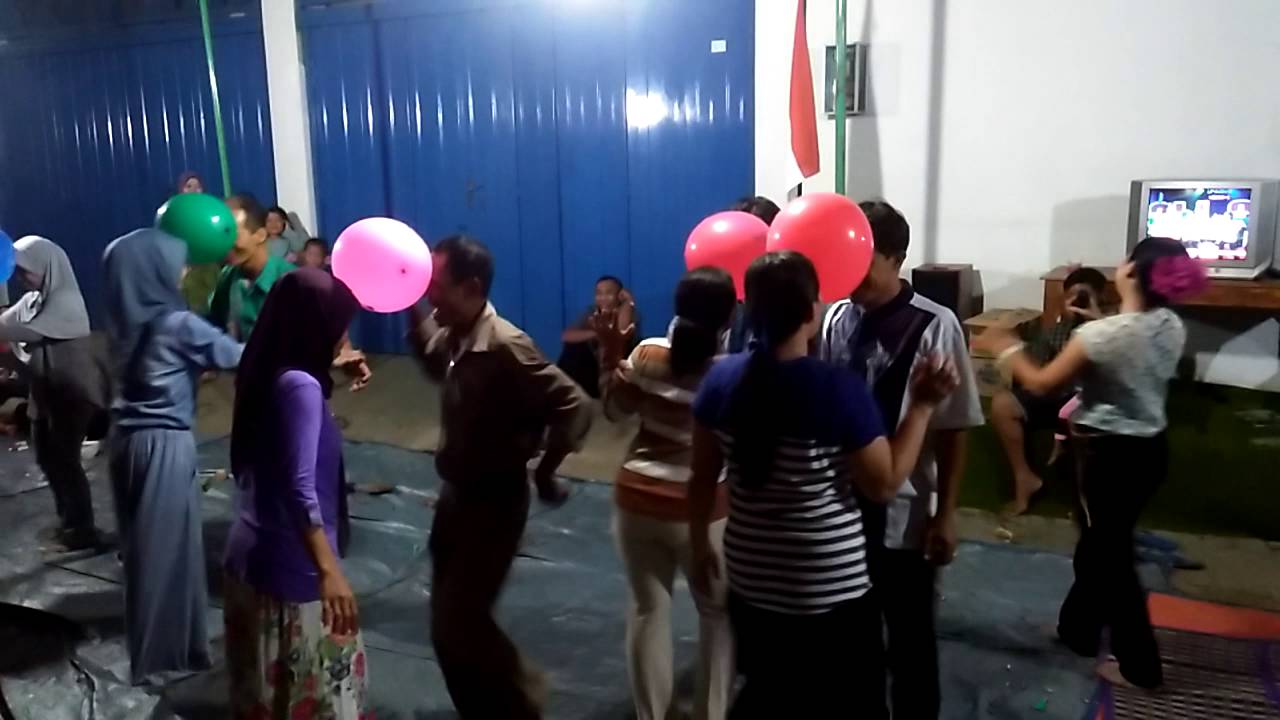 Lomba joged balon berpasangan - YouTube