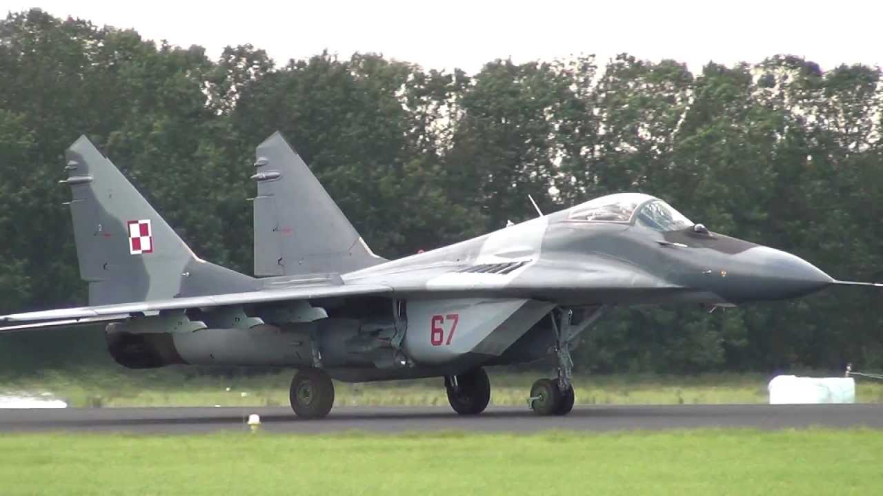 Polish Air Force MiG-29 solo display @ Luchtmachtdagen Leeuwarden 16-9 ...