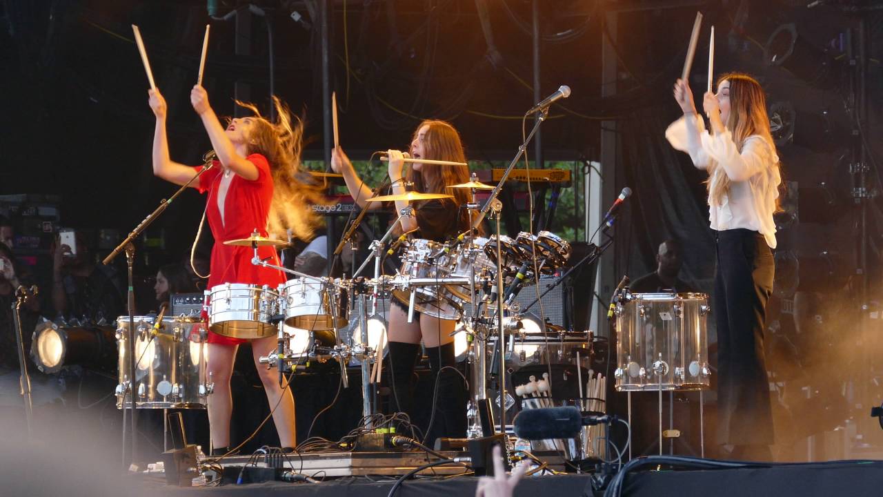 Haim - Drum Jamming at the end of their 2016 Lollapalooza set - YouTube