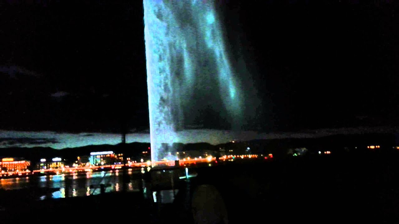 Jet d'eau Genève / Geneva fountain by night - YouTube