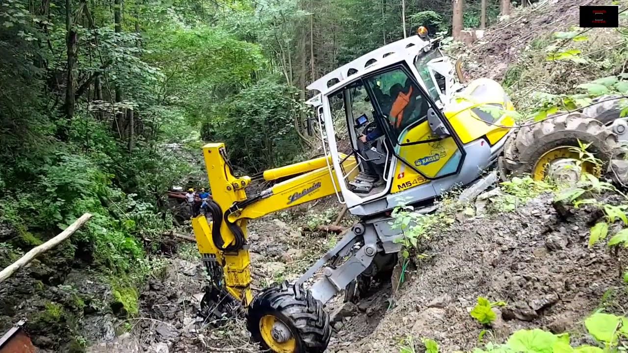 Menzi Muck M545x " Onboard " Bachverbau - YouTube