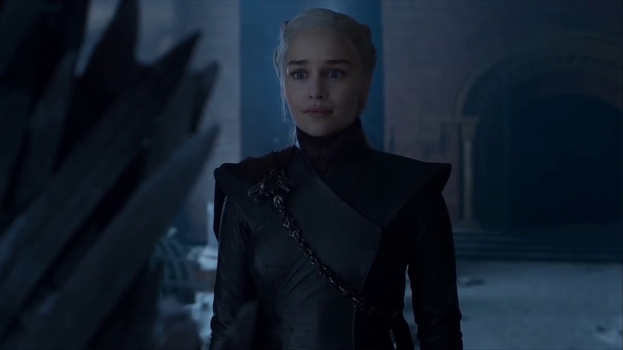 Daenerys walks for the throne - YouTube