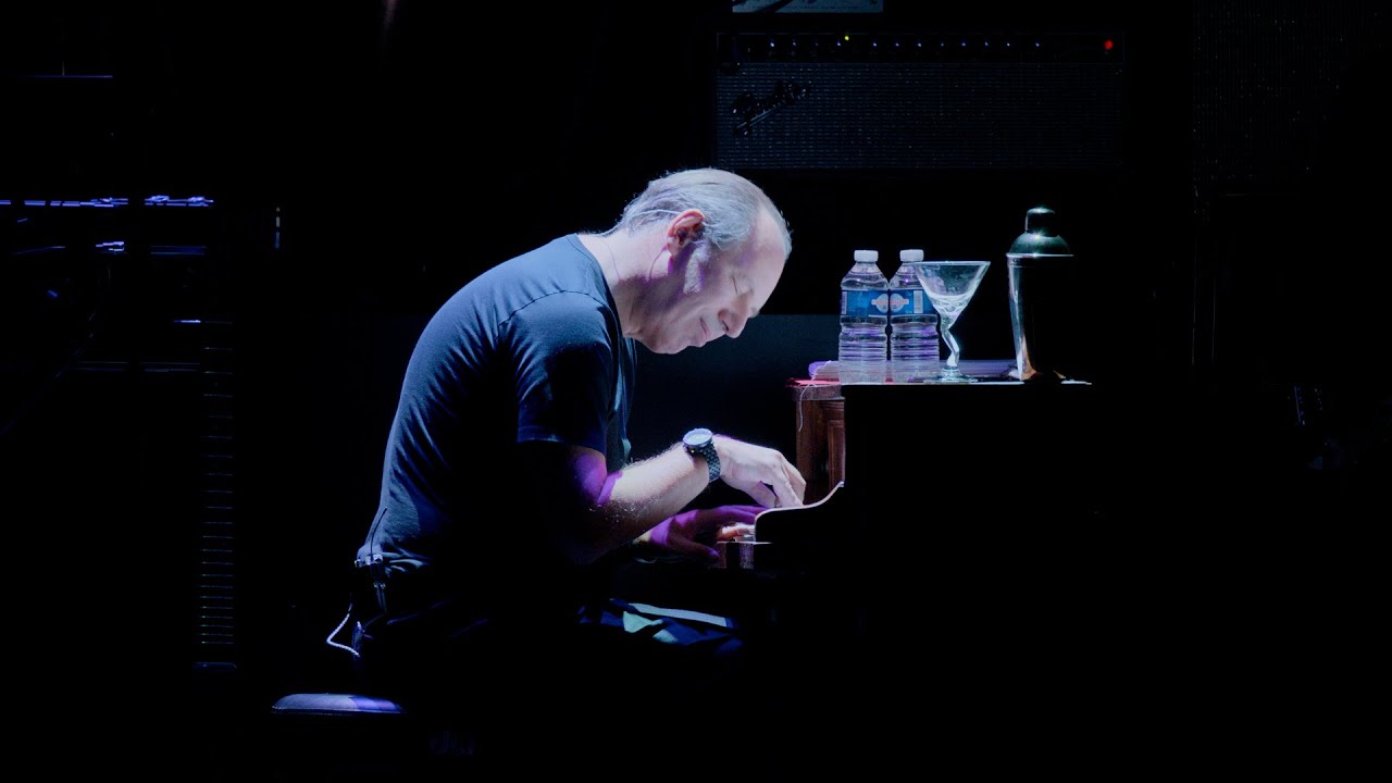 Hans Zimmer performs in Prague accompanied by 72 Musicians - YouTube