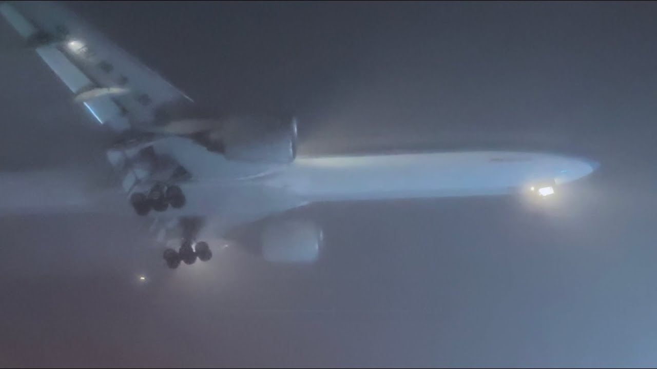 China Southern Airlines Boeing 777 in Slo Mo landing in INSANE FOG ...