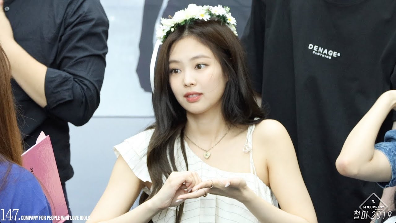 BLACKPINK JENNIE Signing 블랙핑크 제니 사인중 190630 4k BY 147Company 포토북팬싸 직캠 ...
