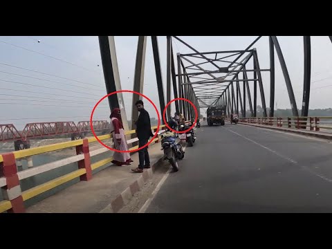 রাস্তার ধারে মেয়েরা ফটোশ্যুটে ব্যস্ত | Street Girl's Photoshoot ...
