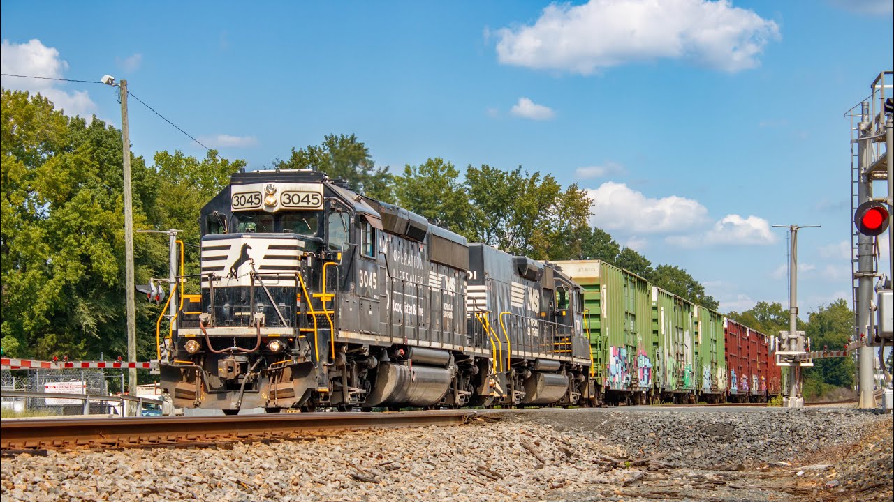 NS P49 with Operation Lifesaver GP40-2 Slug Set and Loud K5LA!! - YouTube