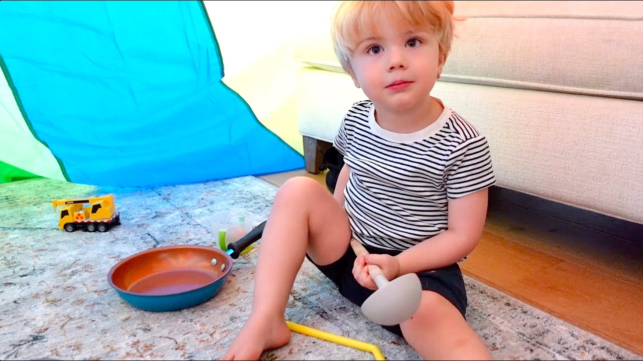 Flynn Teaches Me To Cook An Egg! - YouTube