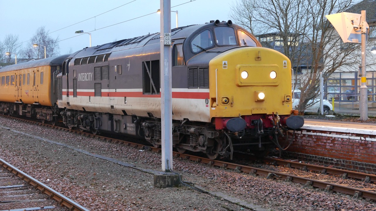 Class 37 No. 37254 (Intercity livery) leading PLPR test train out of ...