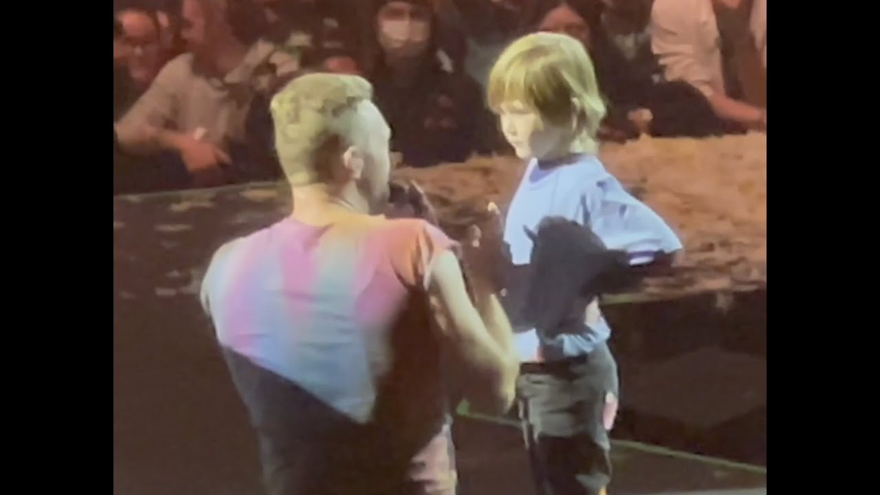 COLDPLAY brings young fan on stage to celebrate birthday; Seattle 2021 ...