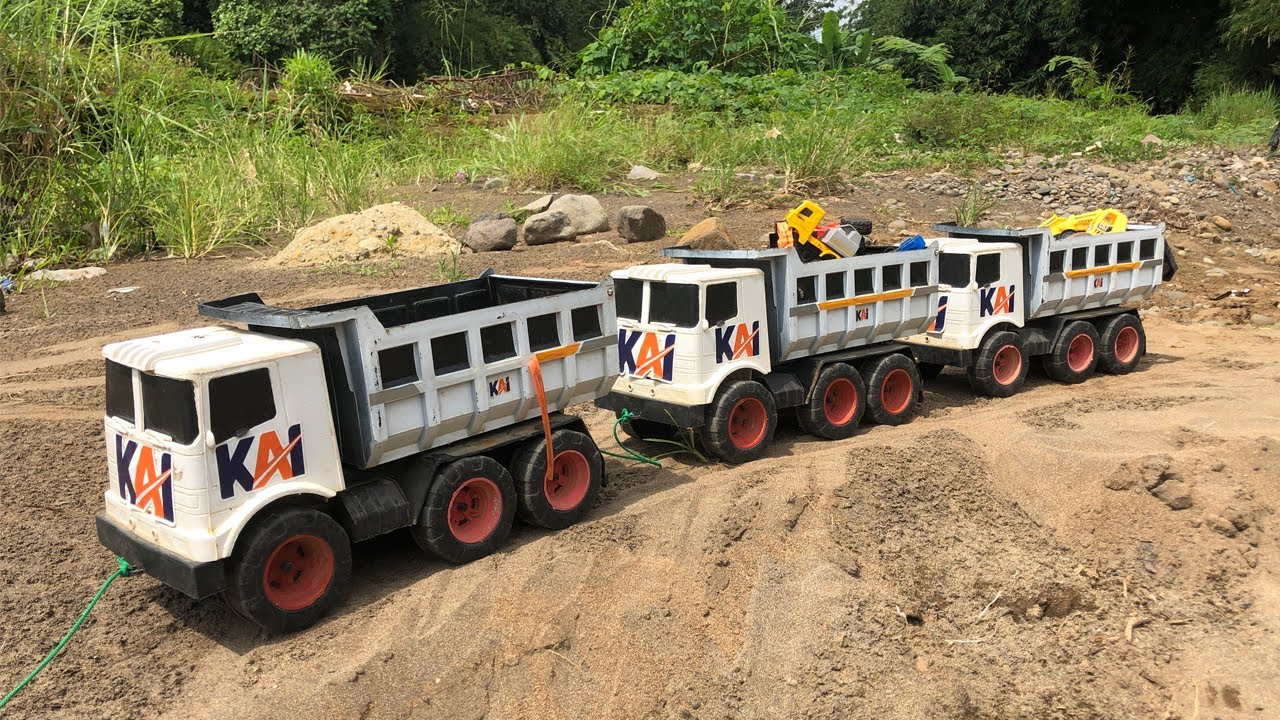 Mobil Truk Tronton Panjang Penuh Mainan Banteng, Mobil Box Cargo ...