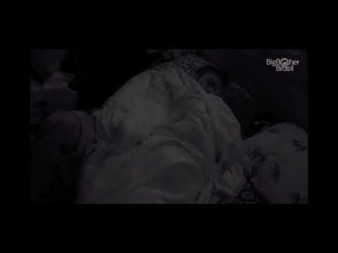 Carla e Arthur debaixo do edredom