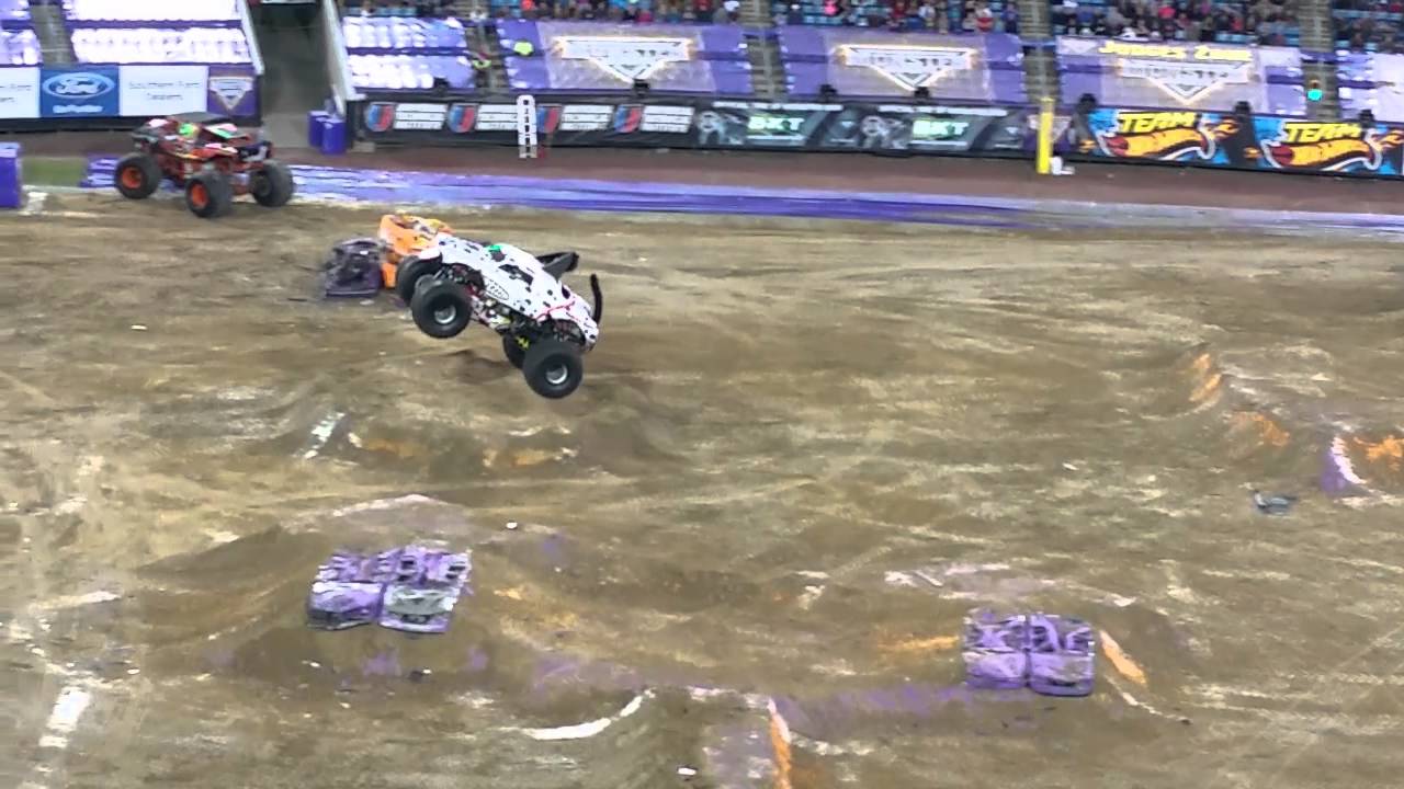 Monster Mutt Freestyle - Monster Jam Jacksonville FL 2015 - YouTube
