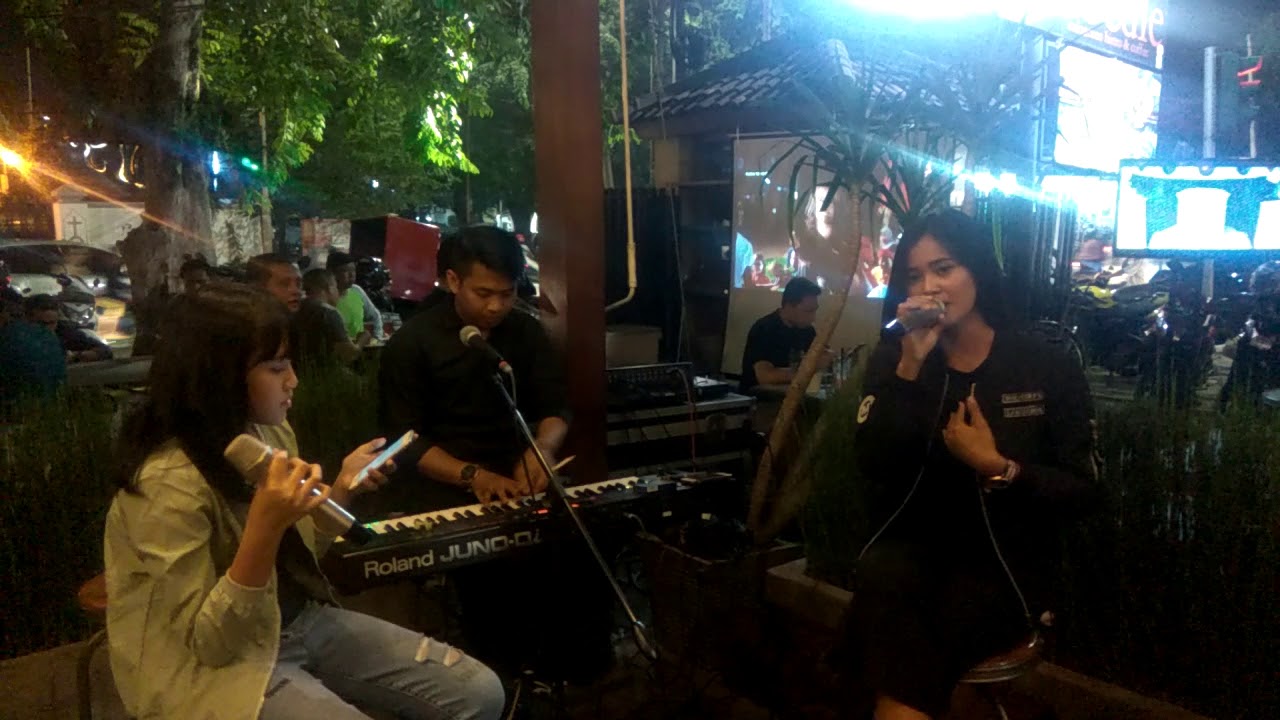 Amelia Febri Utami & Shella Maudy at Kedai LOCALE Rawamangun - YouTube