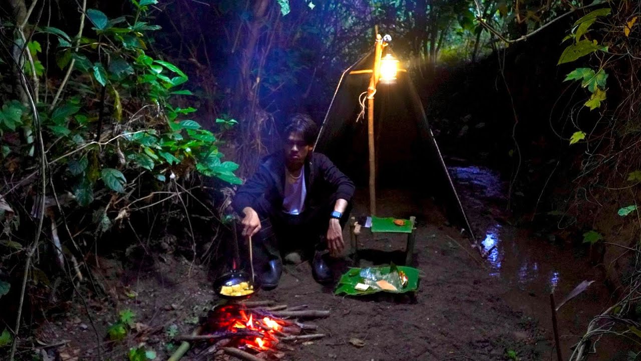 Camping Dan Memasak Tempe Goreng | Tenda Sederhana di Hutan - YouTube