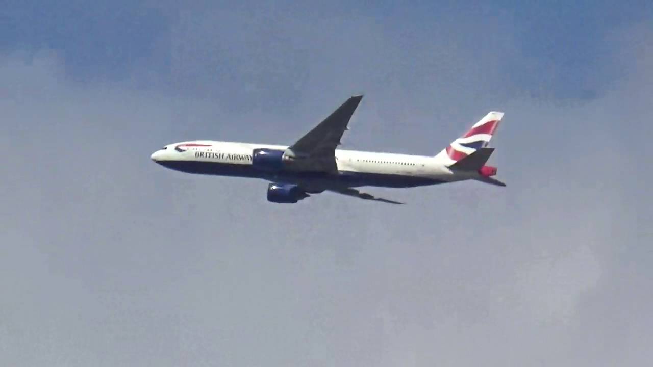 British Airways Boeing 777-236ER G-YMMO BA197 flying over Clewer - YouTube