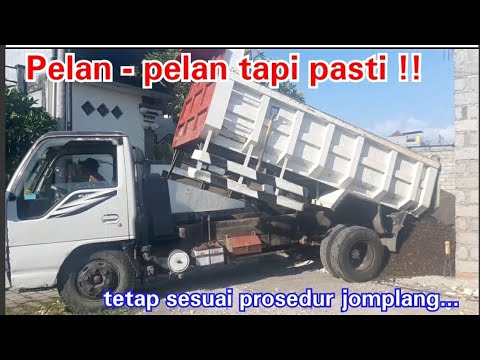 Mobil truk//Dump truck putih muatan koral jomplang di tengah pemukiman ...