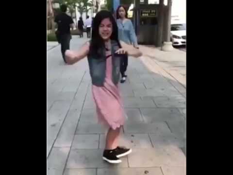 Despacito şarkısını duyunca yerinde duramayan kız
