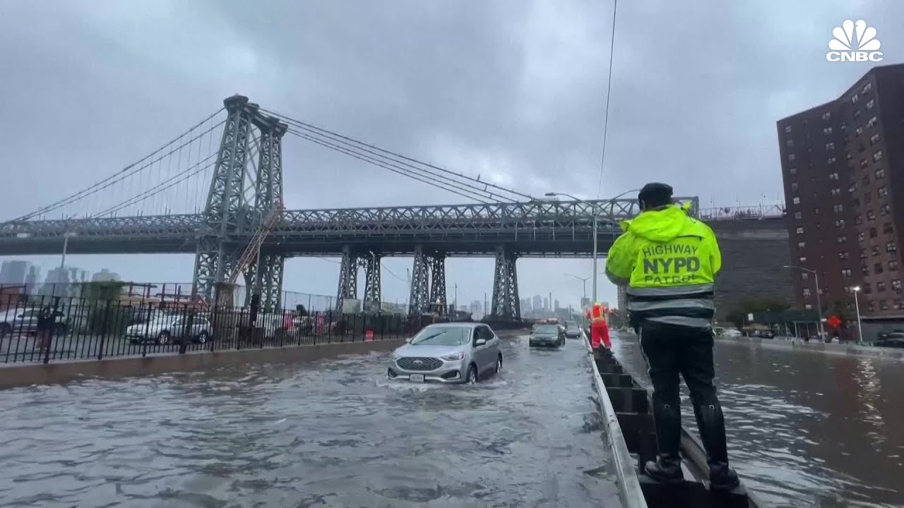 New York City drenched by heavy rains and flooding - YouTube