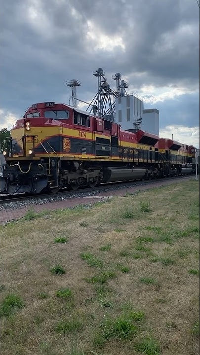 KCS SD70ACe duo leads CP train - YouTube