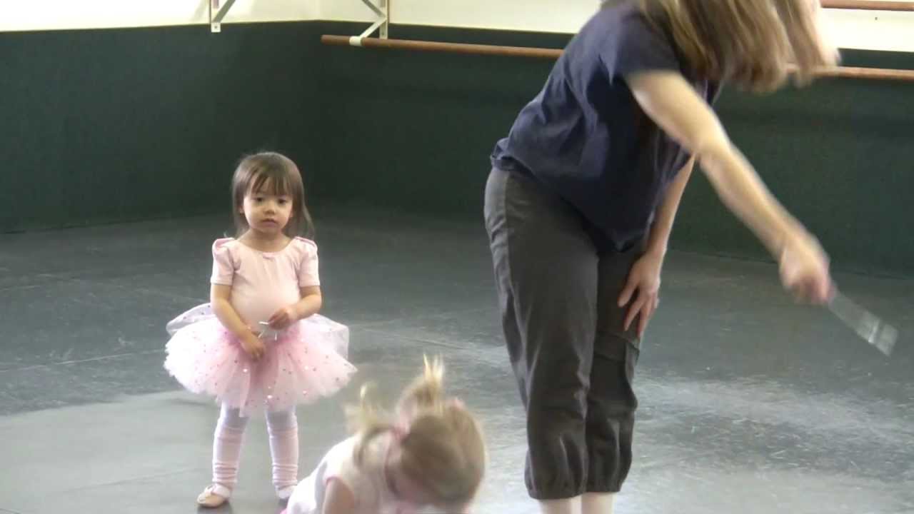 2-year-old Pre-ballet class - 2歳児バレエ教室 - YouTube