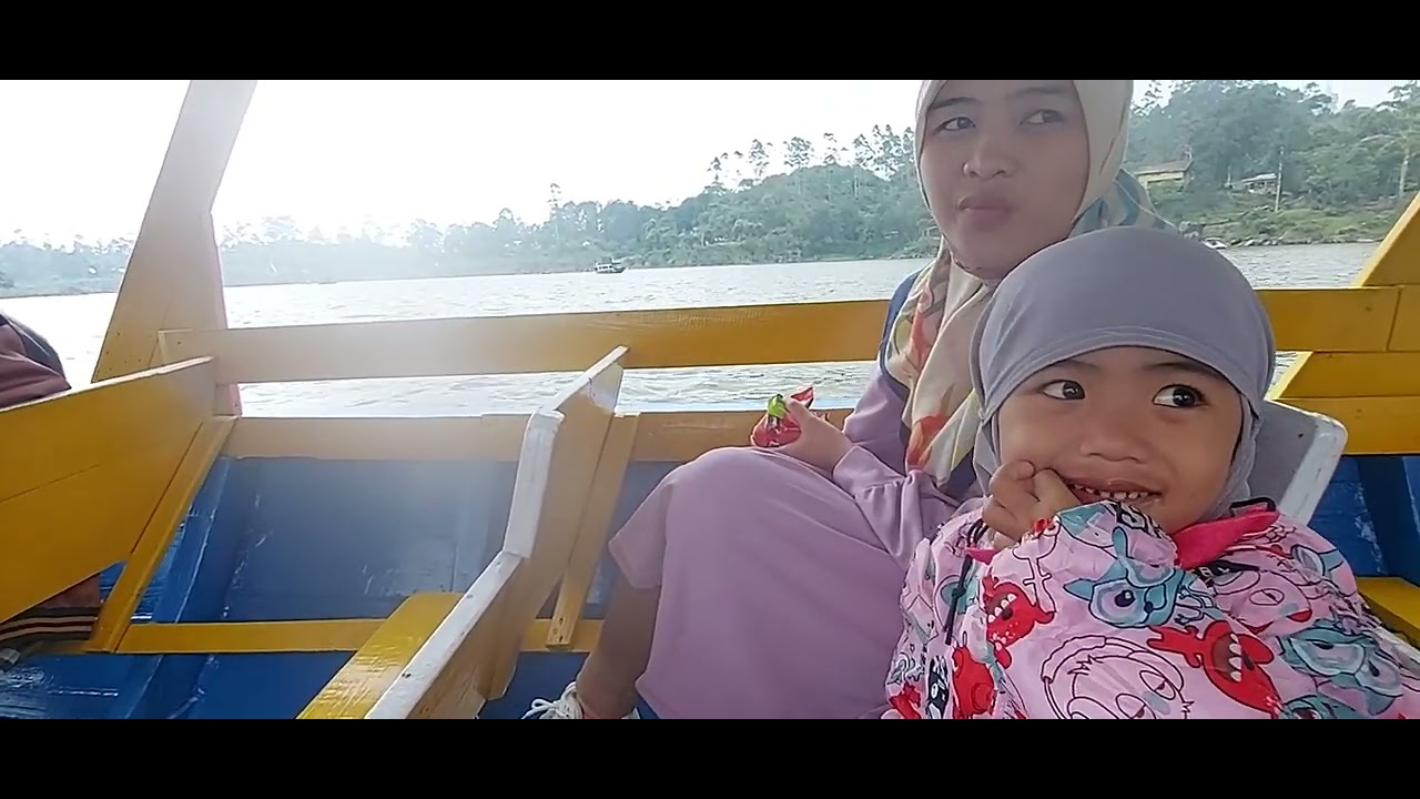 naik perahu angsa pink di Ditu Patenggang 2 - YouTube