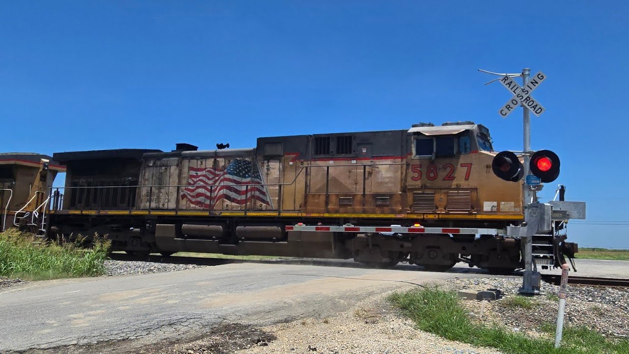 Union Pacific 5827 leads a northbound WRRC Gravel Train through Hutto ...