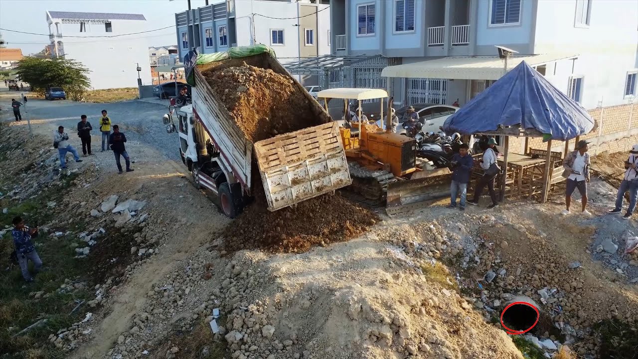Nicely Start Landfill Using Skilled D31P Dozer Push Soil into Flood Canal with 5T Dump Truck ...