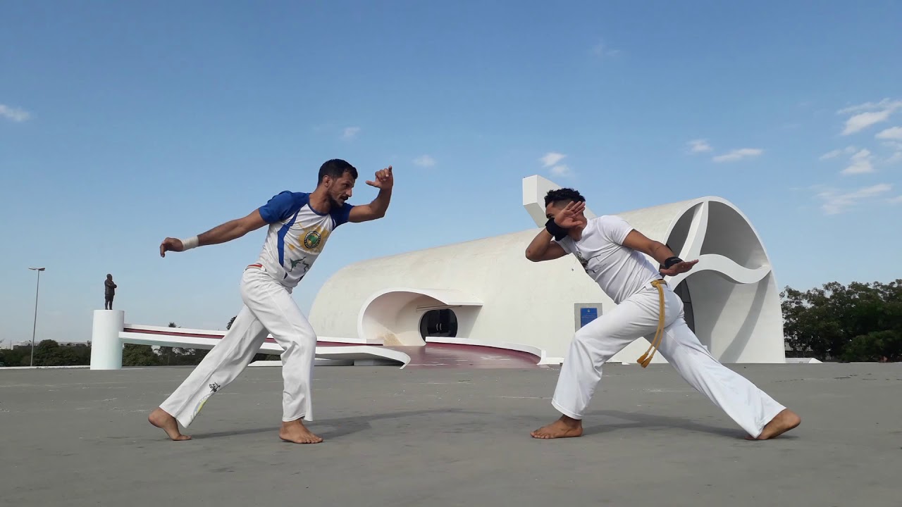 CAPOEIRA TUTORIAL - SAIDA DA BANDA DE FRENTE E DA VINGATIVA NA MEIA LUA DE FRENTE - MESTRE GANSO ...