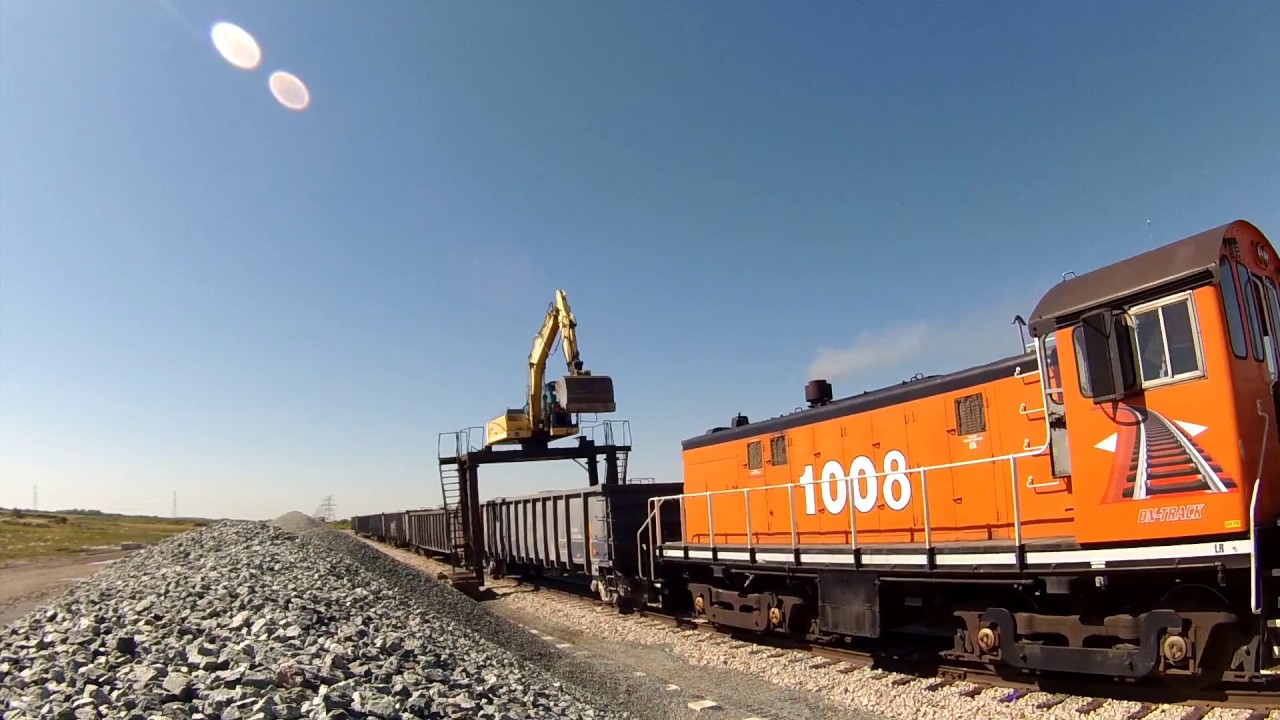 Straddle Excavator Unloading Gravel Railcars - YouTube