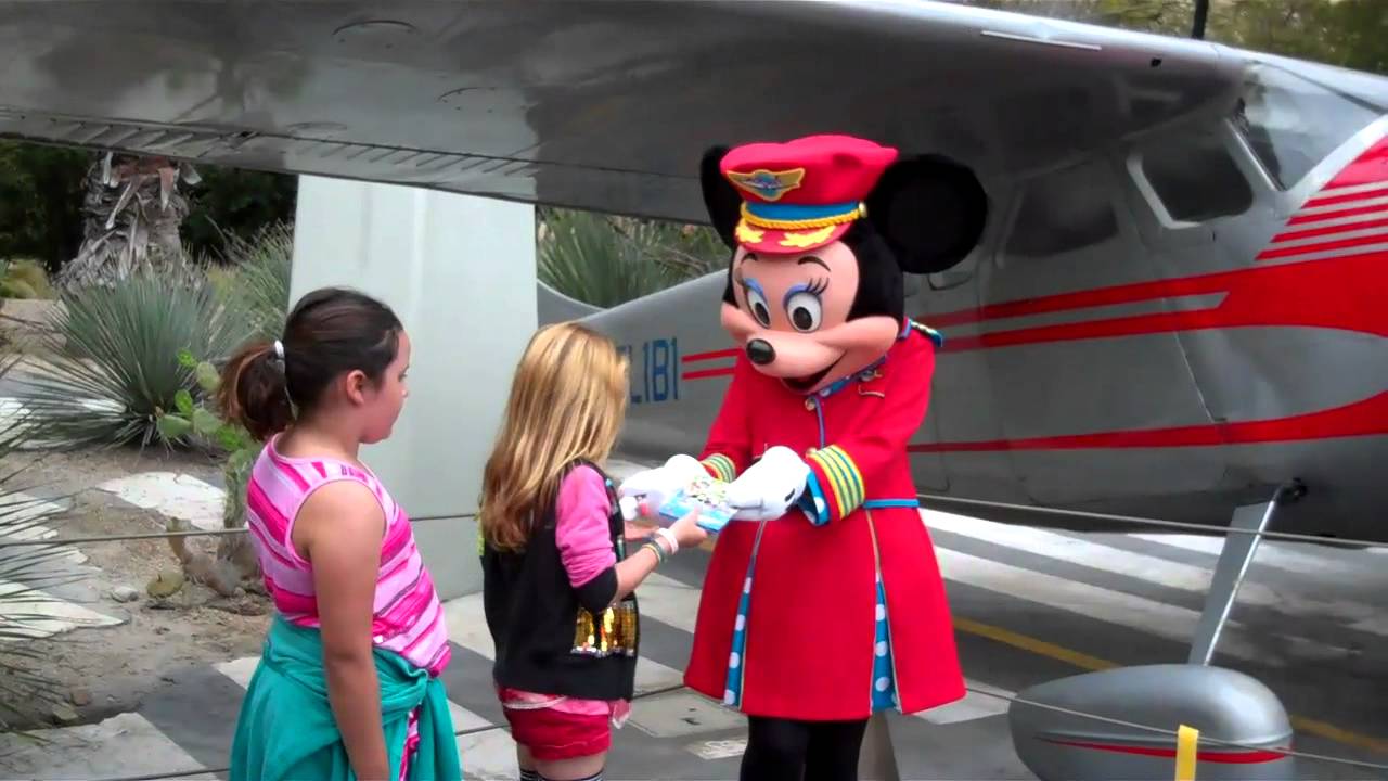 Jaclyn & Jenna Meet Minnie Mouse at Her Airplane, Disneyland - YouTube