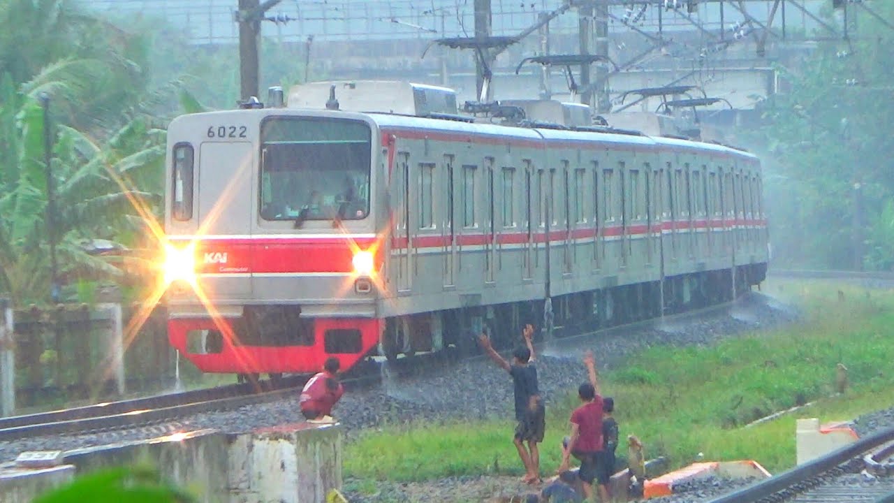 KRL PANJANG‼️Aktivitas KRL Commuter Line Di Perlintasan JPL 179 ...