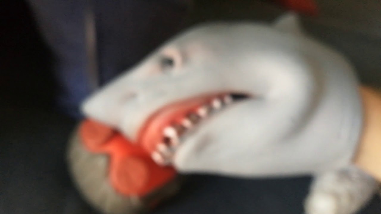 Shark puppet con hellboy - YouTube