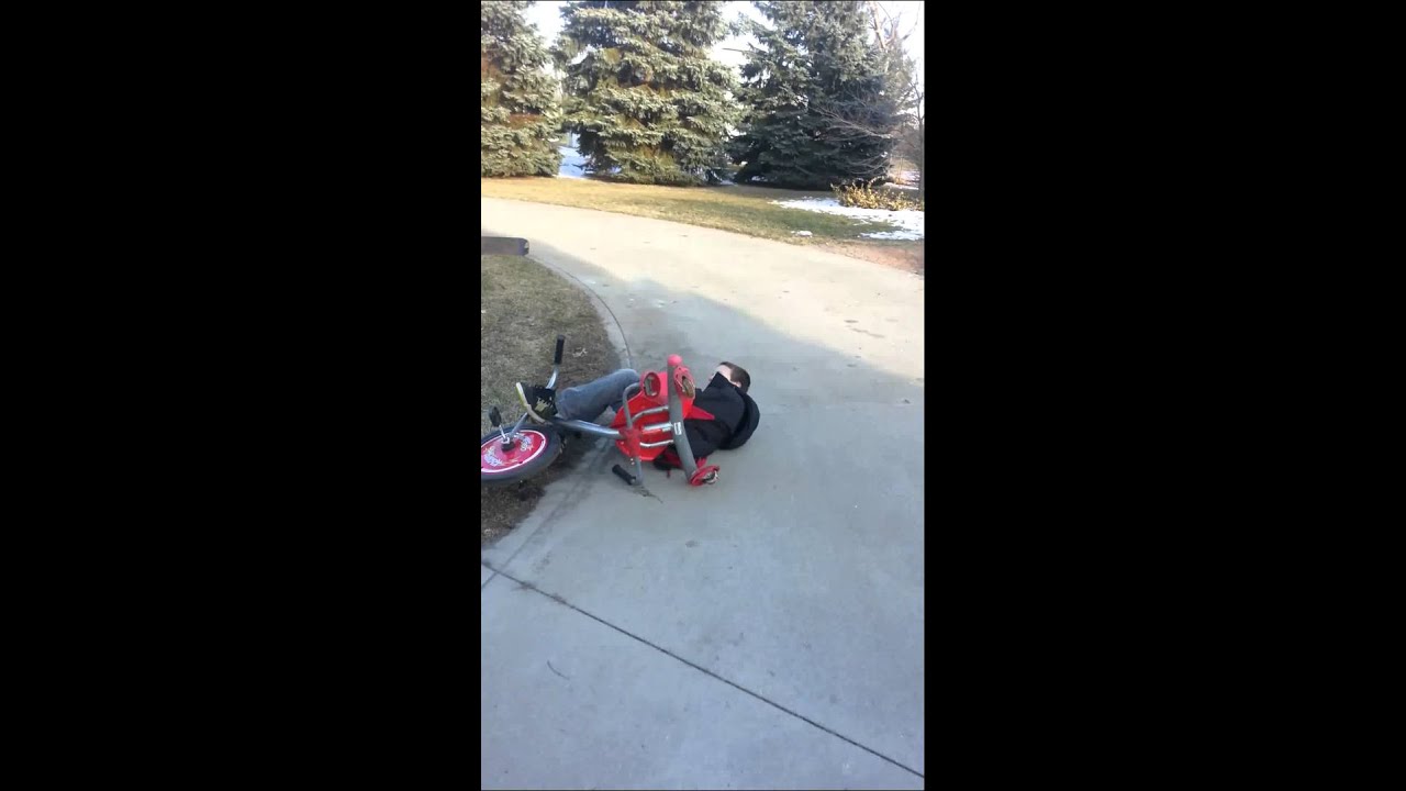 Kid crashes on razor flash rider 360 - YouTube