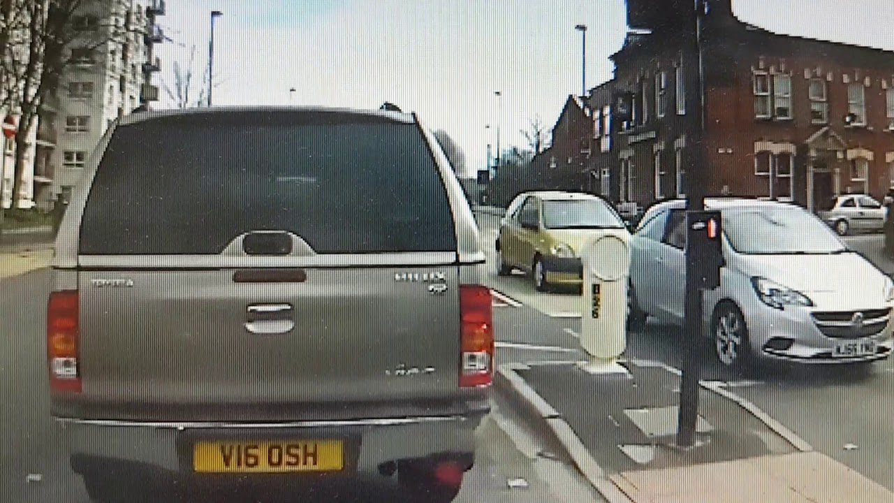 Taxi Oldham NA12 ZJE taxi 1017 - YouTube