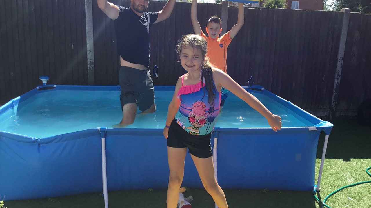 Last to leave swimming pool challenge wins - YouTube