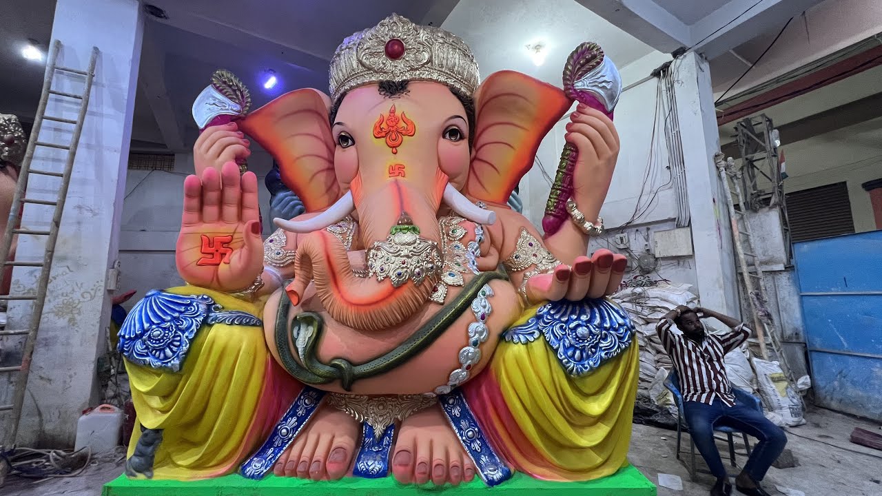 Moving Bada Ganesh Idols at Lakshmi Narayana Kalakar | Hulchul by Youth ...
