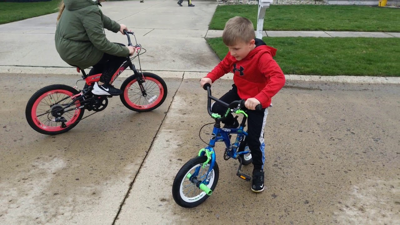 FIRST DAY RIDING WITH NO TRAINING WHEELS - YouTube