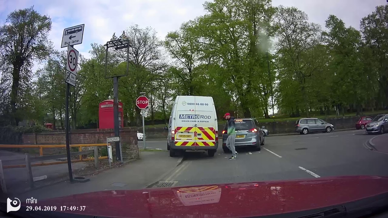 VK59 SNY Metro Rod Van mounting pavement - YouTube