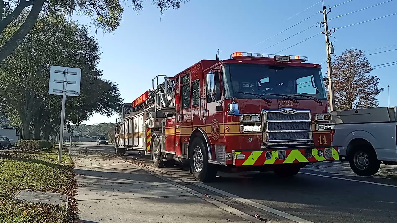 JFRD Ladder 44 Responding (Wail and Hard Q) - YouTube