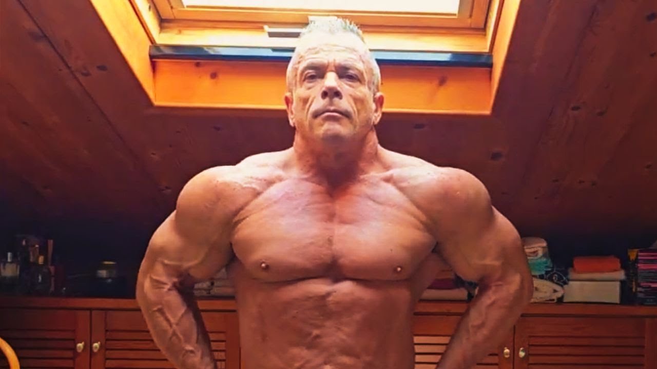 Italian Bodybuilder Muscle Flexing #3 - YouTube