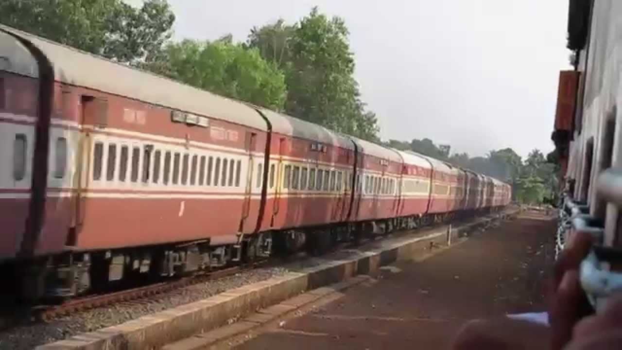 Bikaner-Coimbatore AC express overtaking Karwar-SBC expresss - YouTube